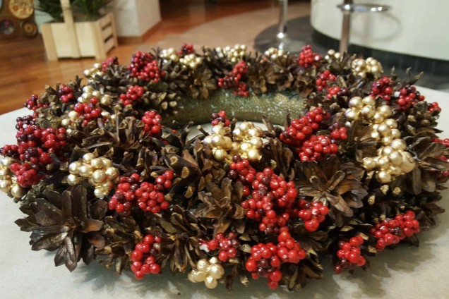 Коледен венец от шишарки - За Жената
