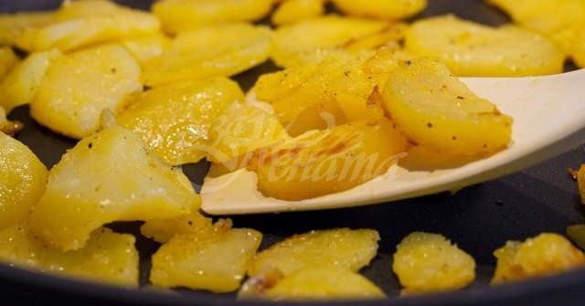 Как се приготвят най вкусните пържени картофки със златиста коричка