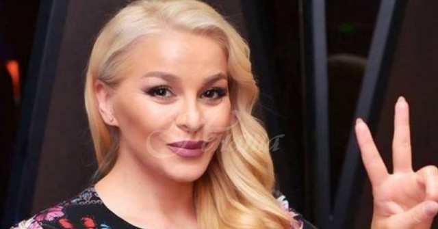 Деси Слава събра всички погледи на плажа по бански снимки За Жената