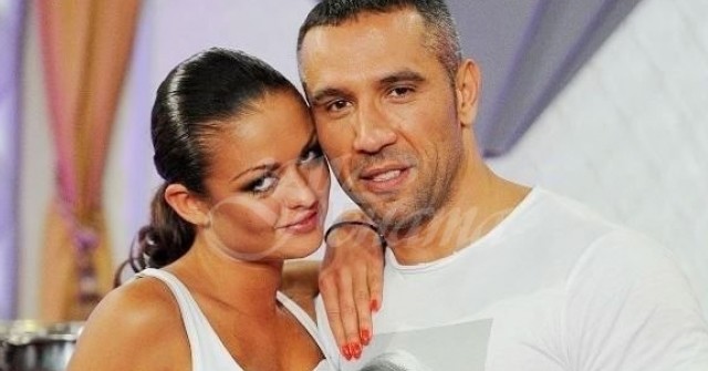 Яна на Петко продължава да пуска снимки по бански с които разтапя сърцата на мъжете снимка