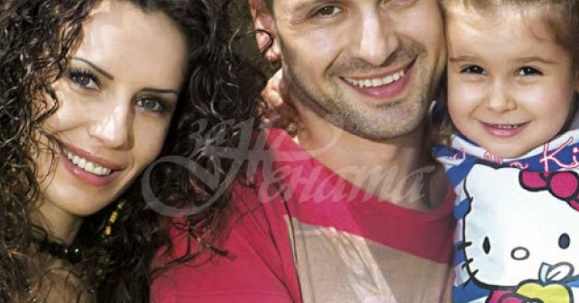 Любимата на Александър Сано Нели Атанасова скри шапката на младите момичета по бански на плажа