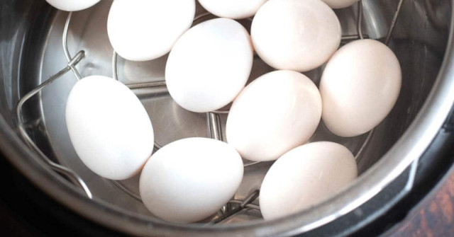 Всички слагате оцет и сол но ето какво добавям аз във водата на яйцата