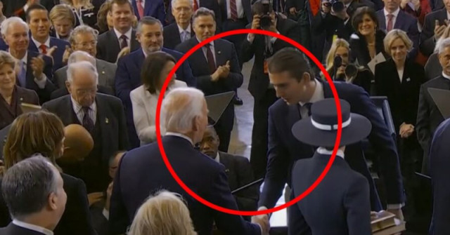 Целият свят си задава само един въпрос Какво прошепна синът на Тръмп на ухото на Байдън и